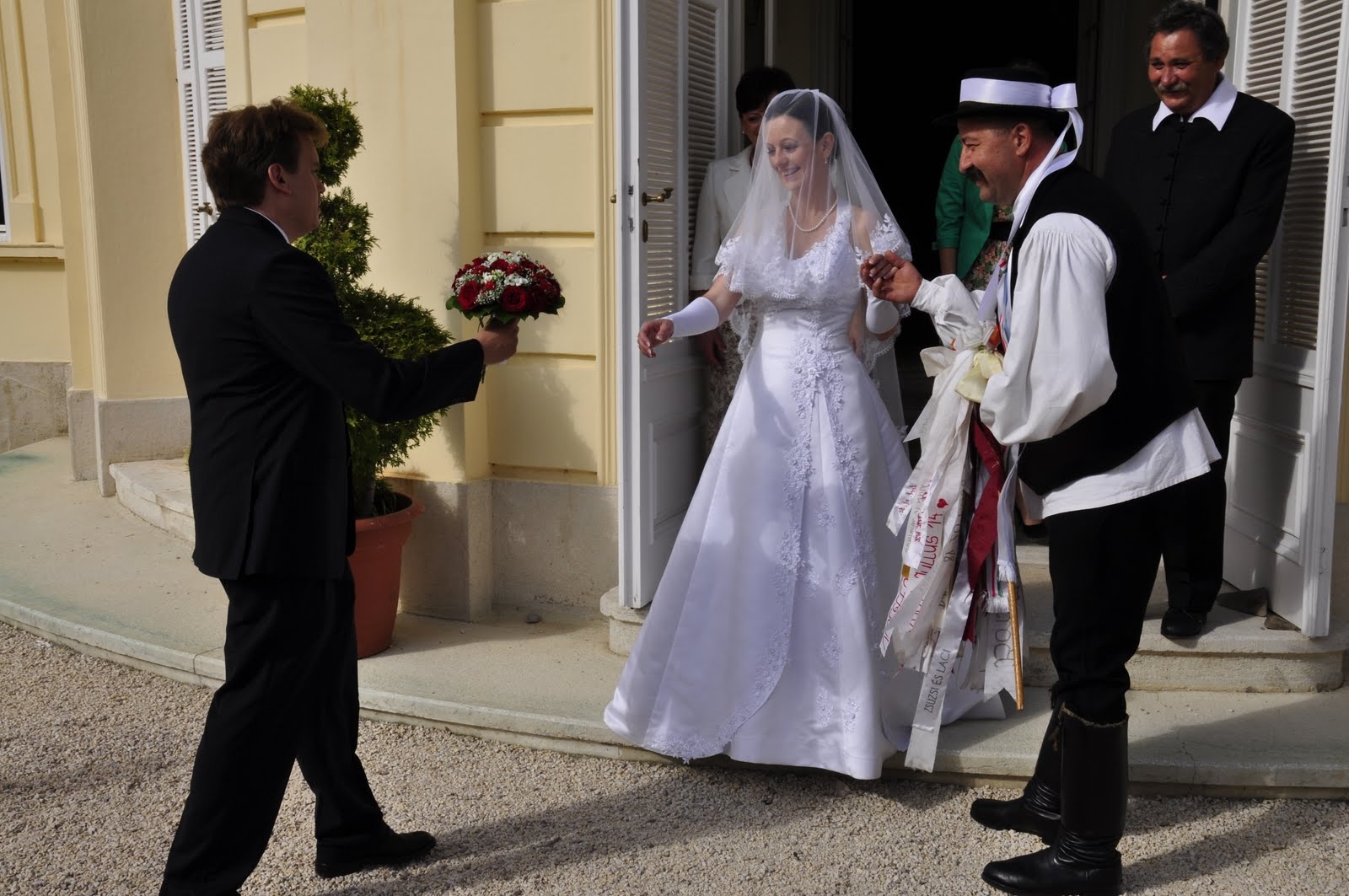 Megérkezés a menyasszonyos házhoz, bekéredzkedés, majd a menyasszony ...